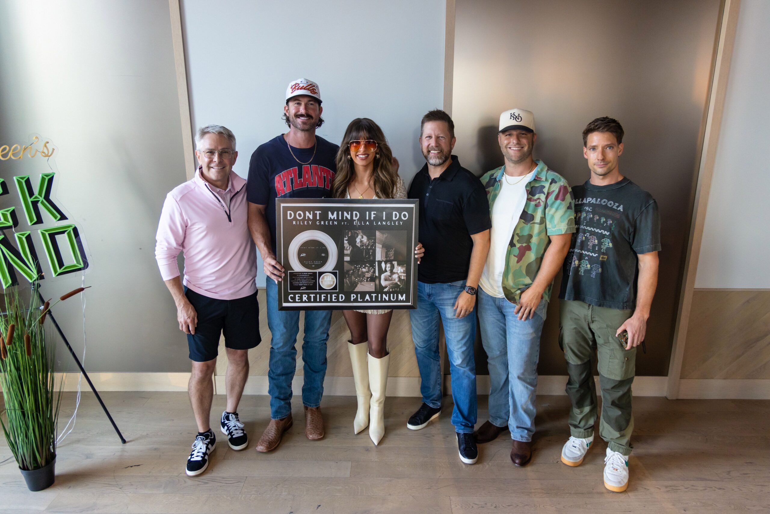 RILEY GREEN REACHES RIAA PLATINUM STATUS WITH HIT DUET “DON’T MIND IF I ...